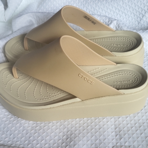 CROCS | Shoes | Crocs Tan Platform Shoes With Chunky Sole | Poshmark